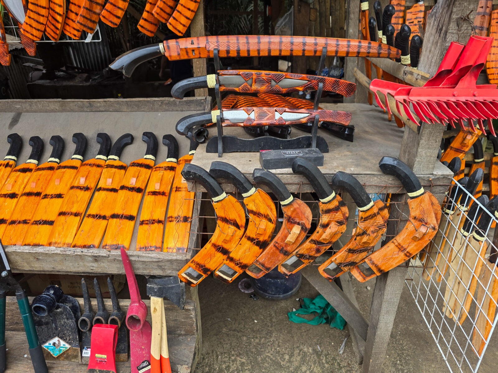 Filipino Knife Maker On Bohol Island In The Philippines - Ronin's Grips